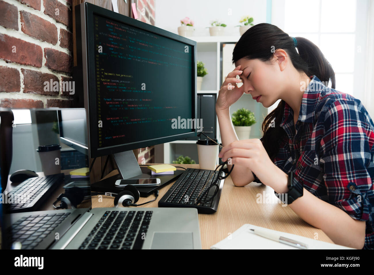Thinking programmer woman computer hi-res stock photography and images ...