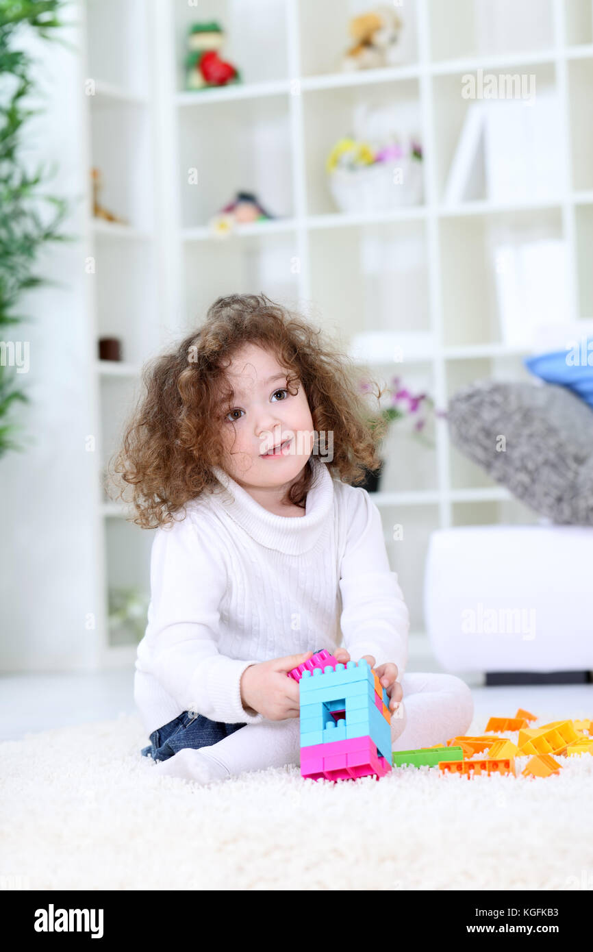 Little girl playing with blocks Stock Photo - Alamy