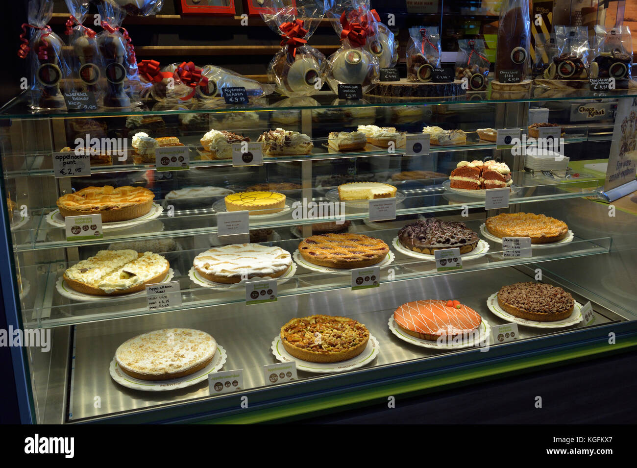 Giant cakes hi-res stock photography and images - Alamy