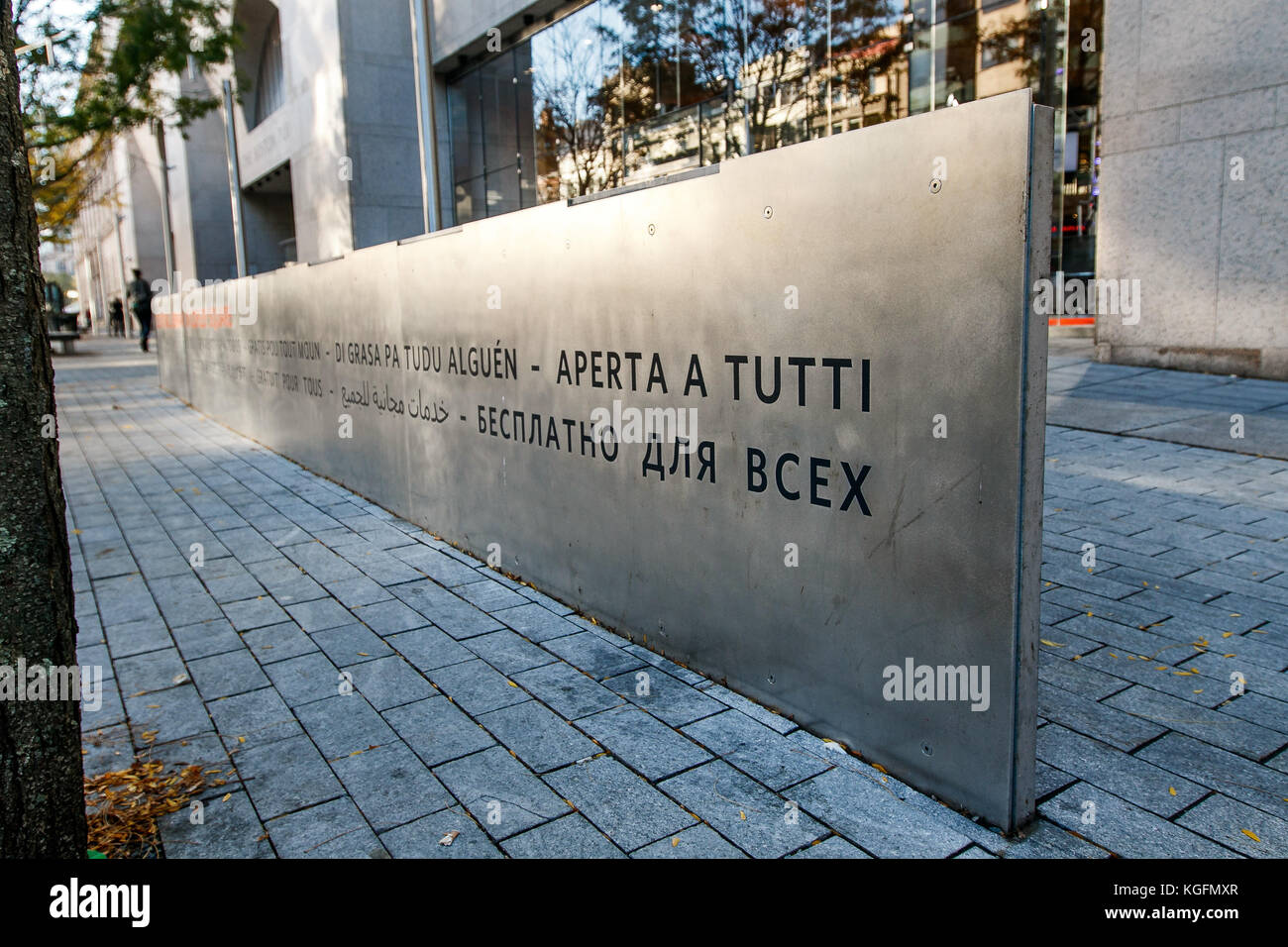 Public library sign hi-res stock photography and images - Alamy