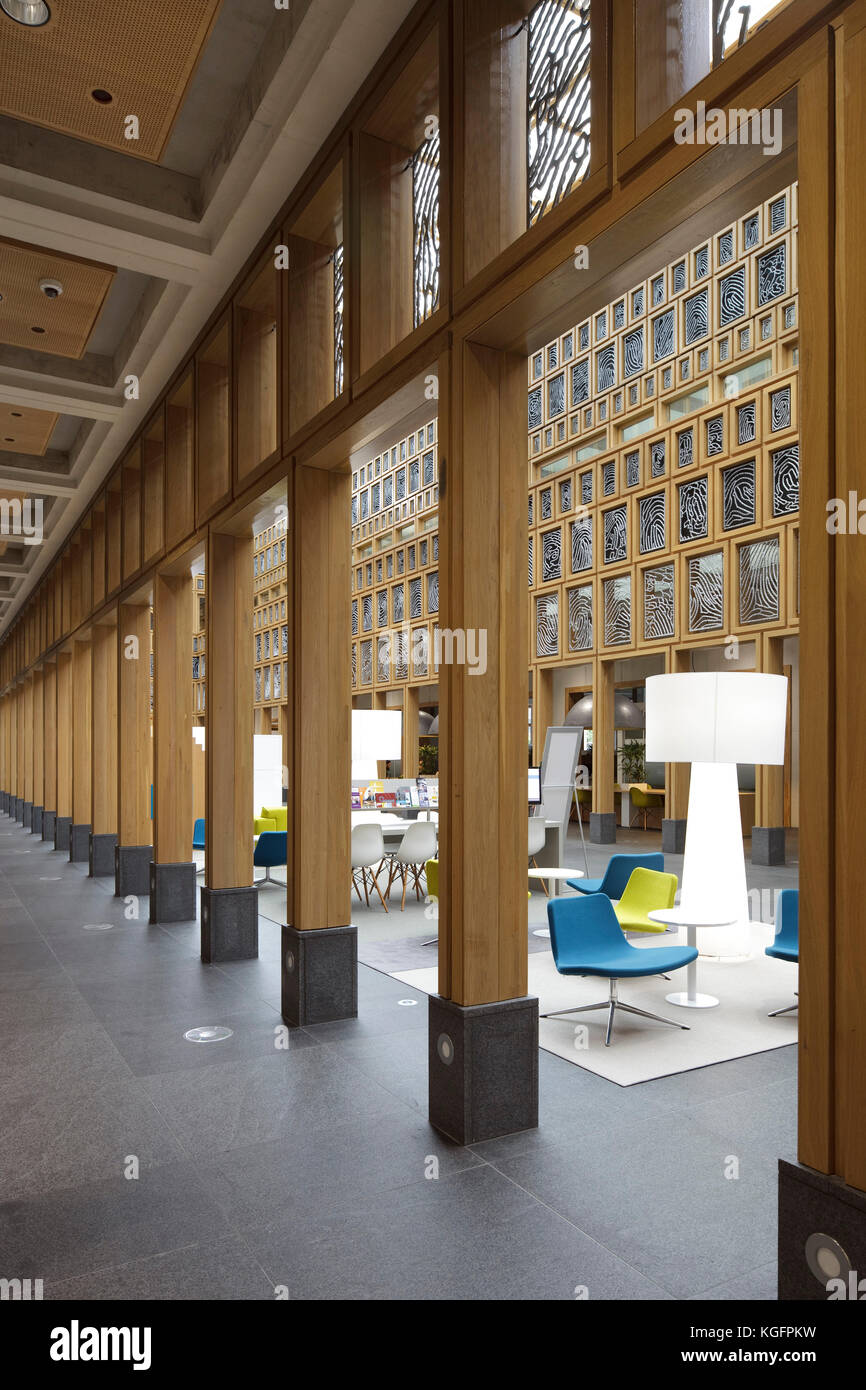 Atrium seating hi-res stock photography and images - Alamy