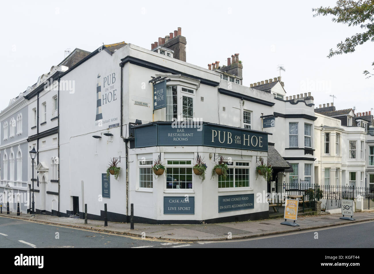 Pub on the hoe hi-res stock photography and images - Alamy