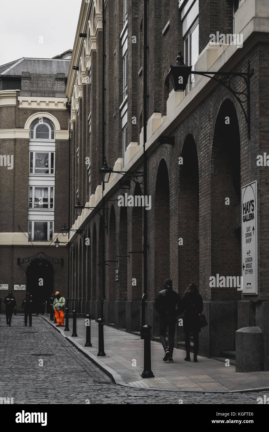 Grey sky city buildings london street hi-res stock photography and ...