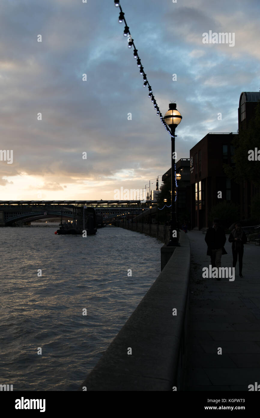 Grey sky city buildings london hi-res stock photography and images - Alamy