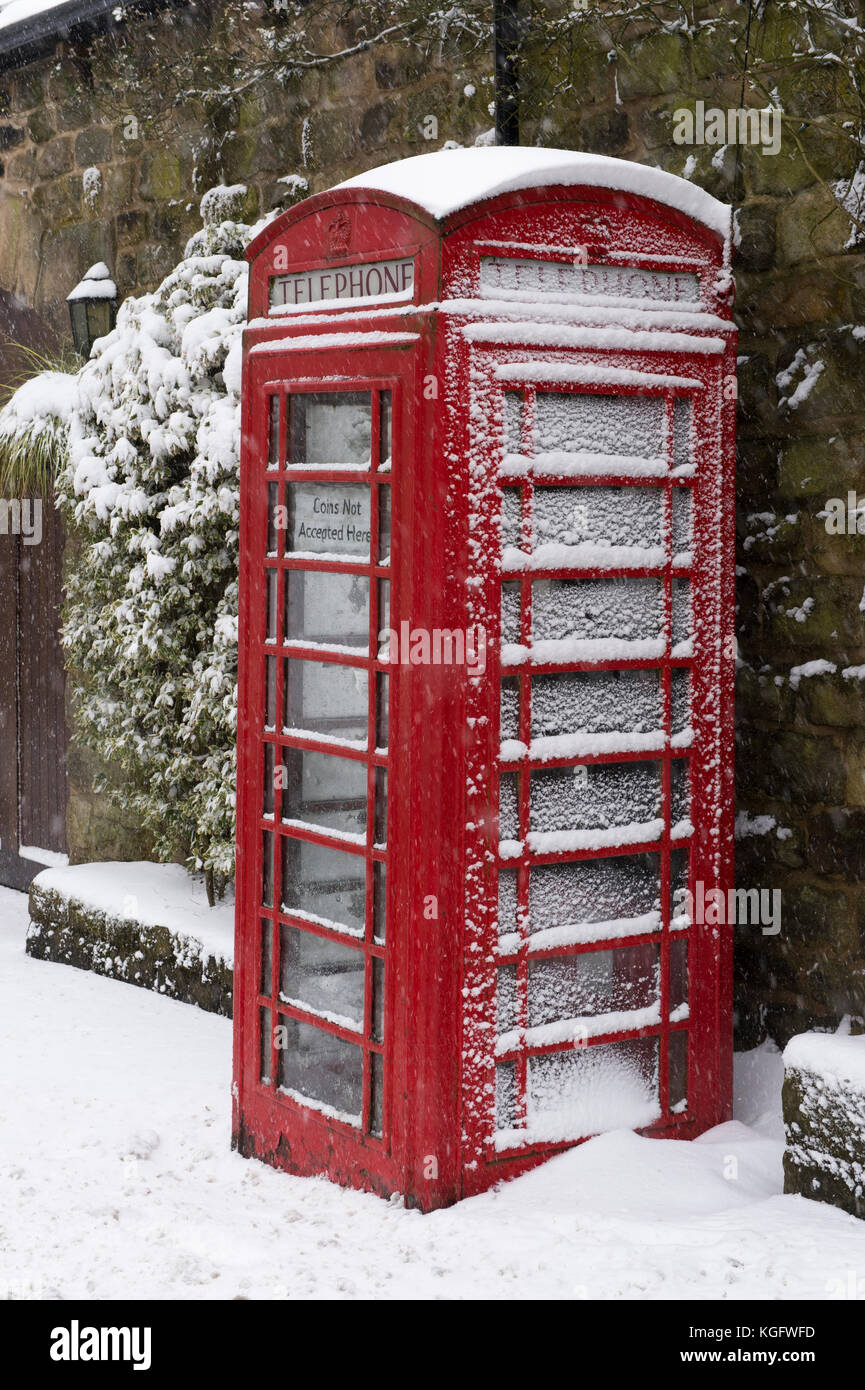 Red phone box and white cottage hi-res stock photography and images - Alamy