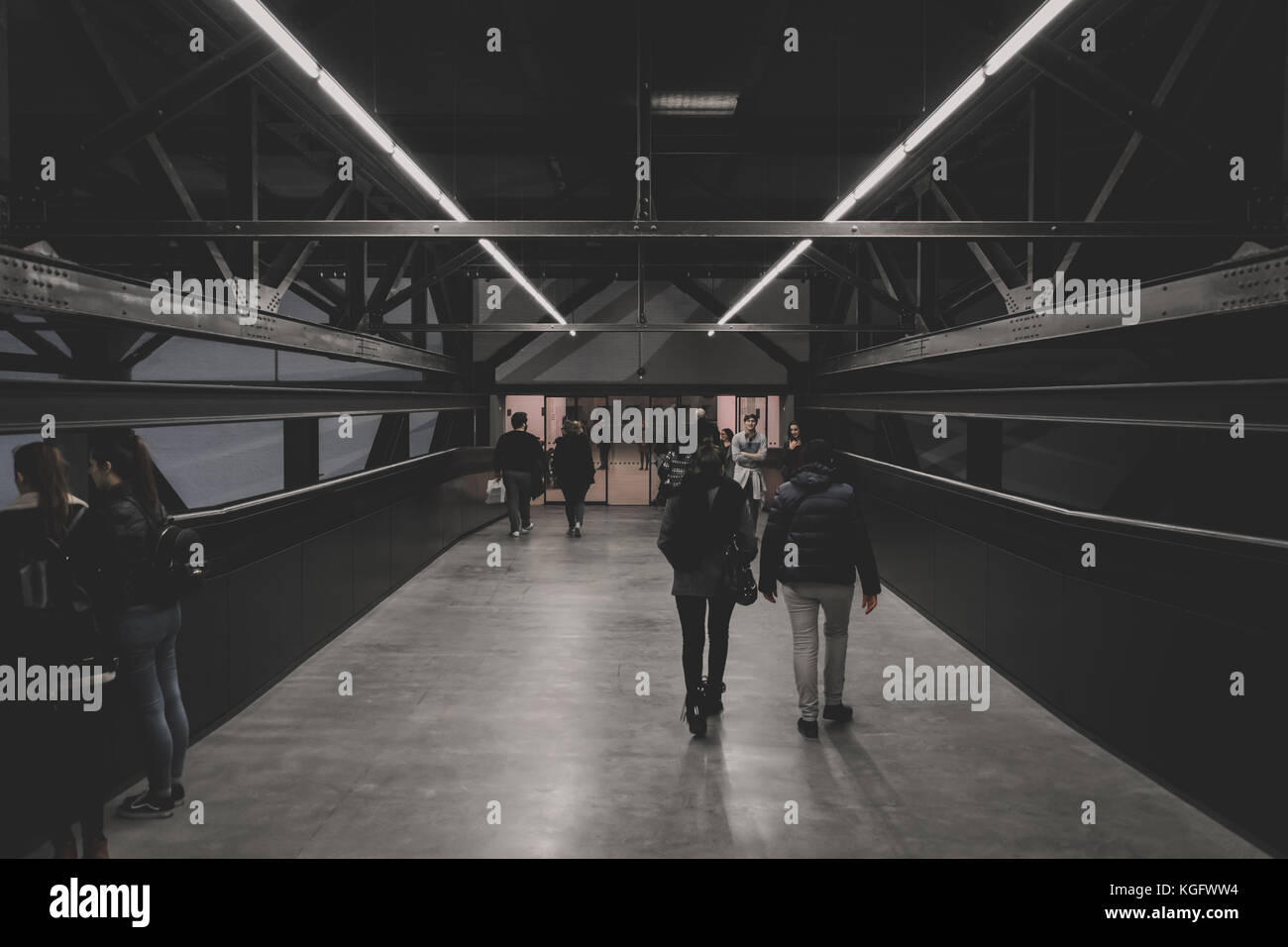 People walking over the Tate Modern bridge Stock Photo - Alamy