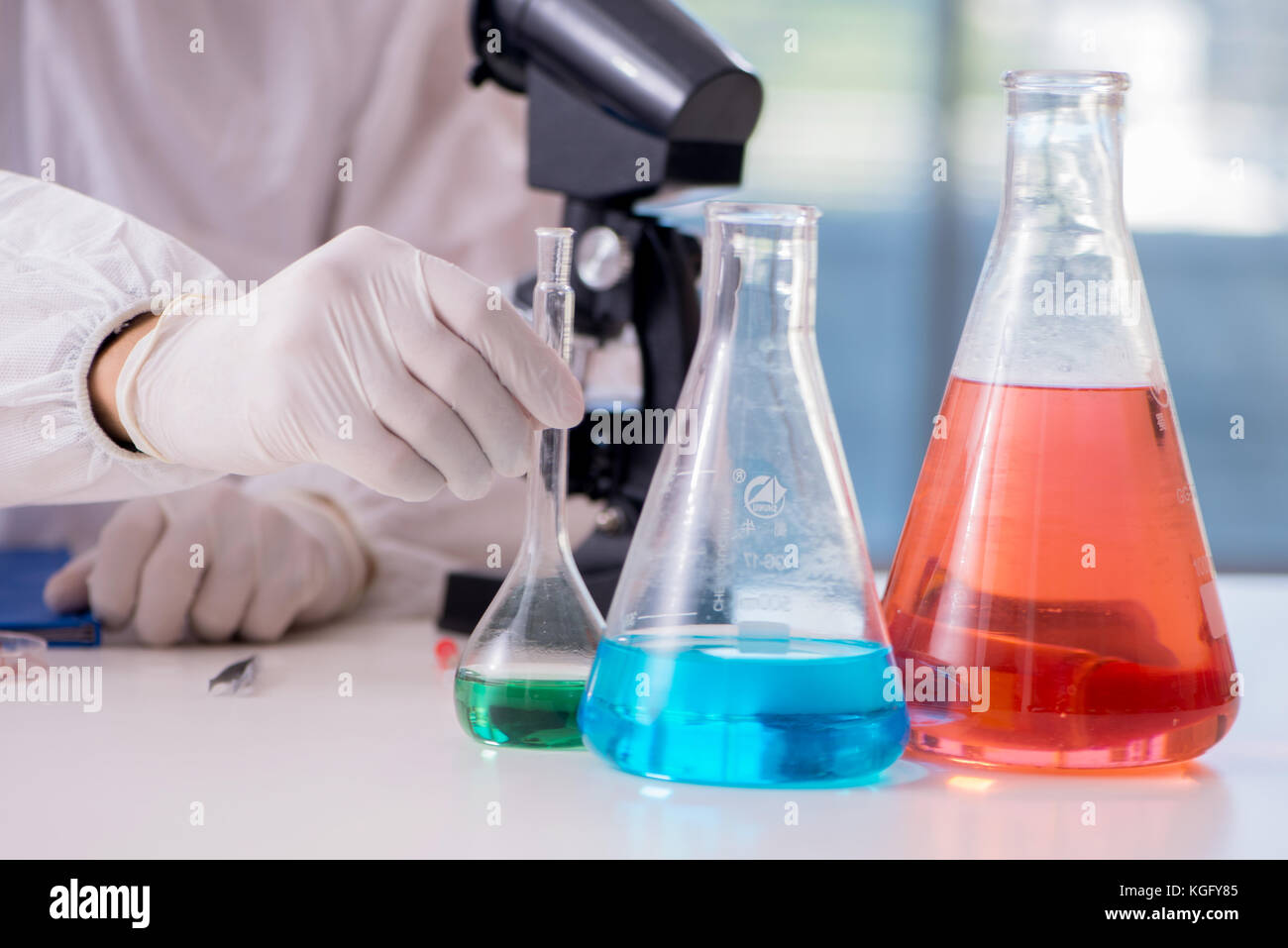 Chemist working in the lab Stock Photo - Alamy