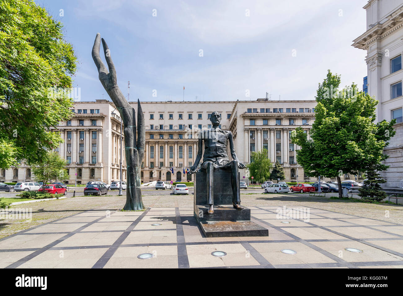 Broken statues hi-res stock photography and images - Alamy