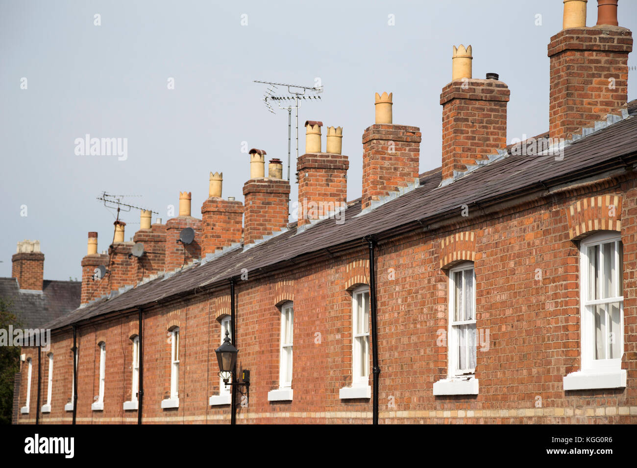 Row of same houses hi-res stock photography and images - Alamy