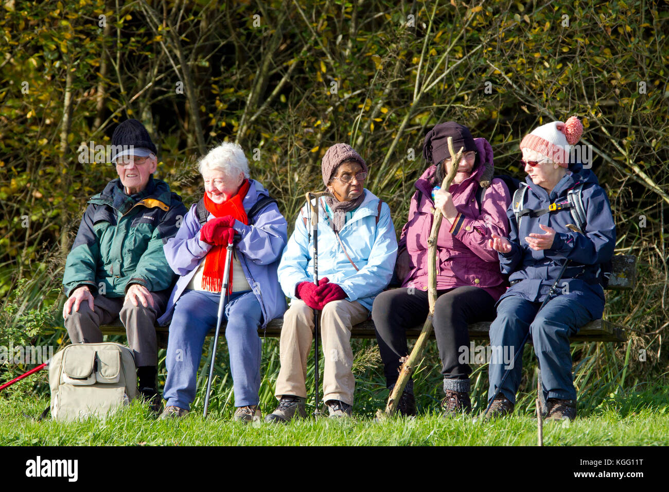 Elderly socialising hi-res stock photography and images - Alamy