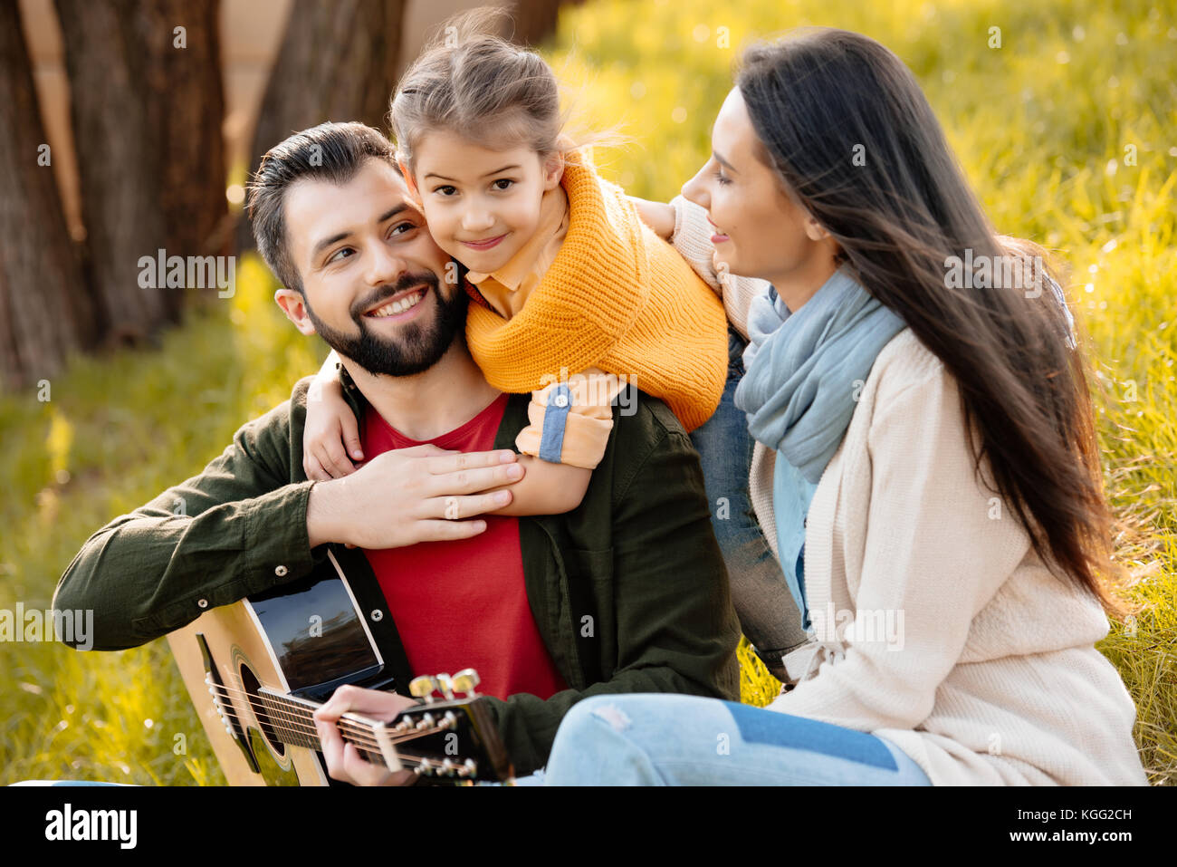 child hugging father in park Stock Photo - Alamy