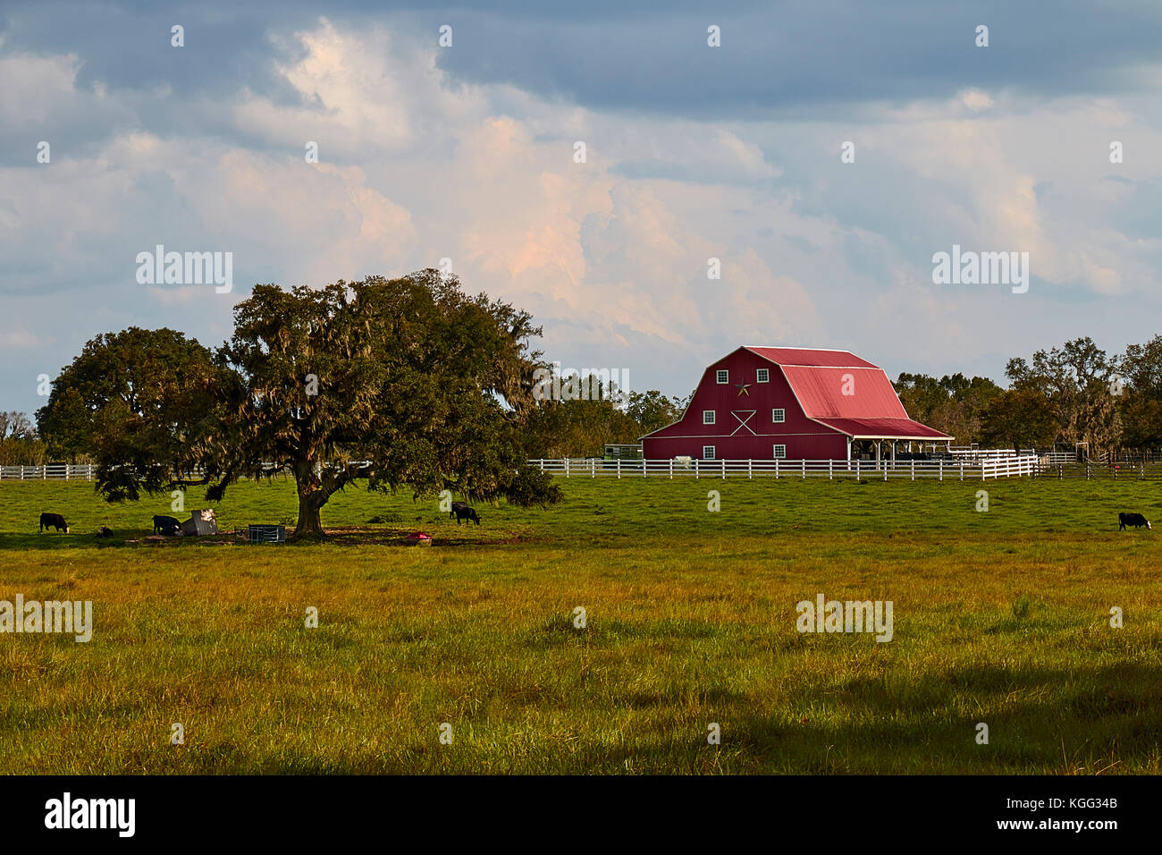 Classic red barn hi-res stock photography and images - Alamy