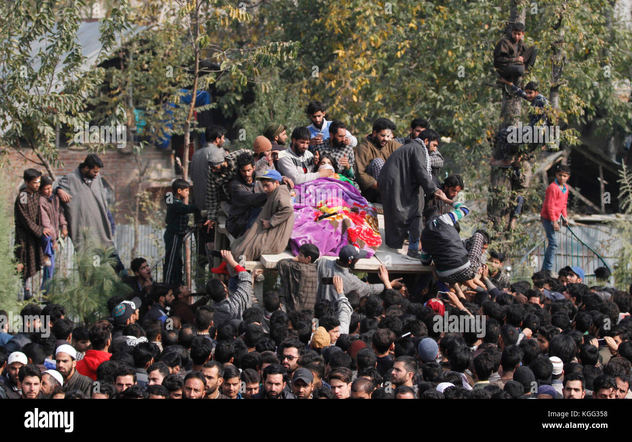 India. 06th Nov, 2017. Thousands attend the funeral procession of a ...