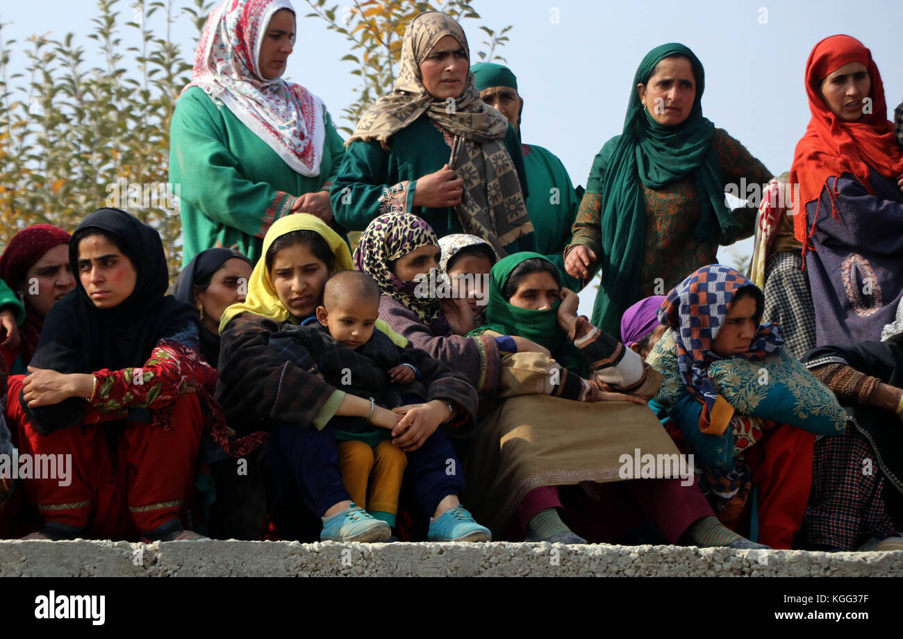 India. 07th Nov, 2017. Women having a glimpse of a slain local militant ...