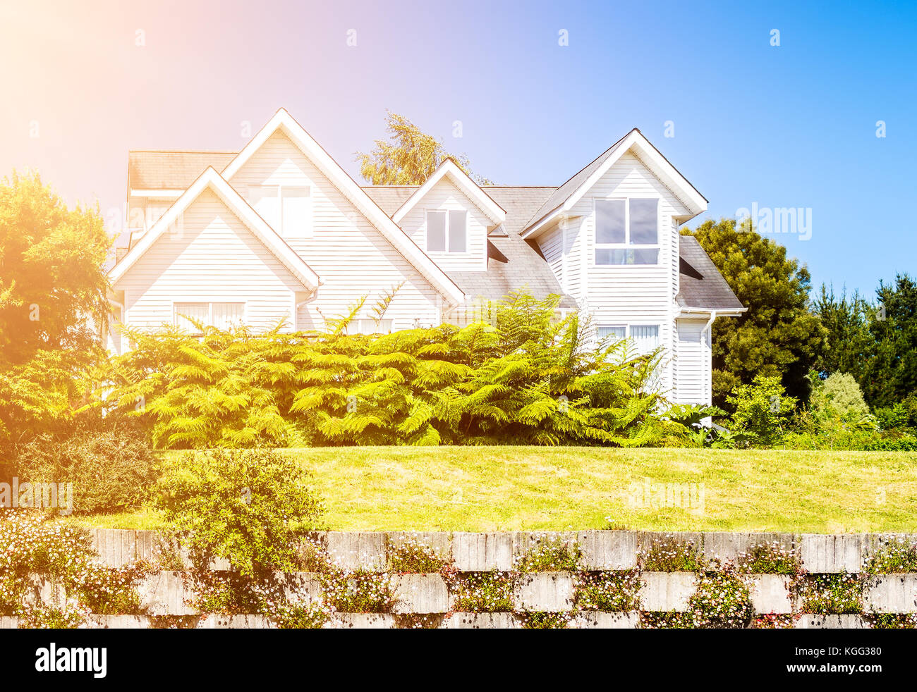 Middle class house exterior hi-res stock photography and images - Alamy