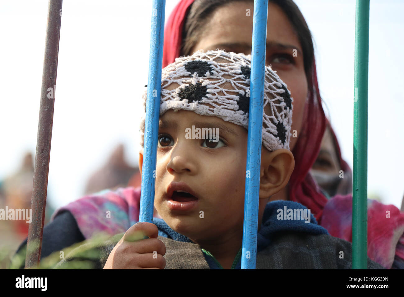India. 07th Nov, 2017. A children looking towards the funeral ...