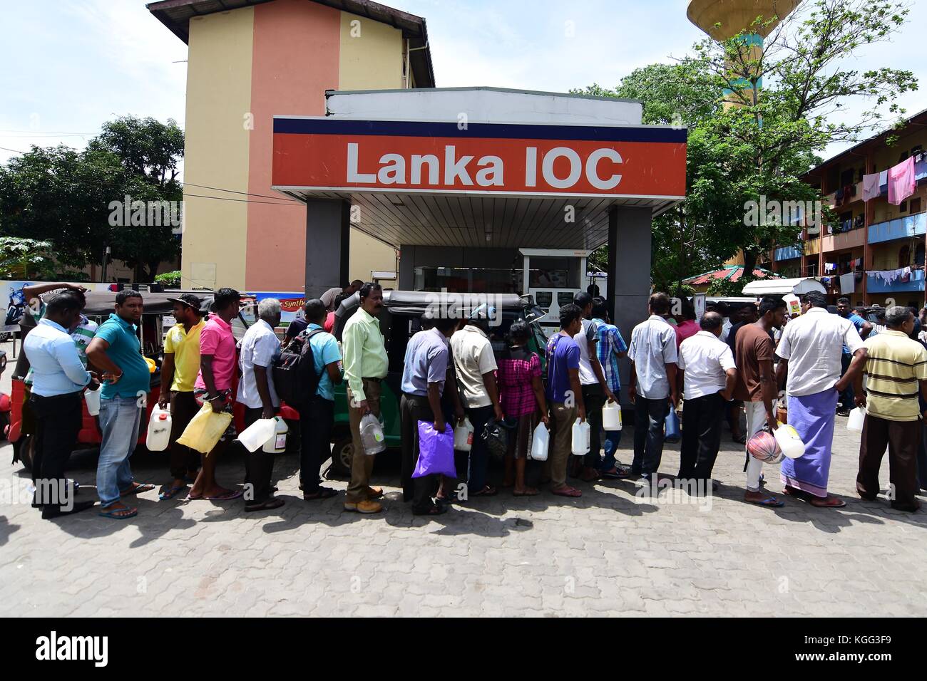 Fuel queues sri lanka hi-res stock photography and images - Alamy