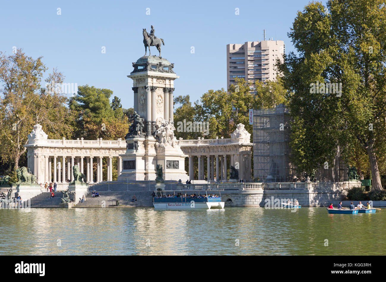 Rowing boats in boating pond of Estanque, El Retiro park, Madrid, Spain ...