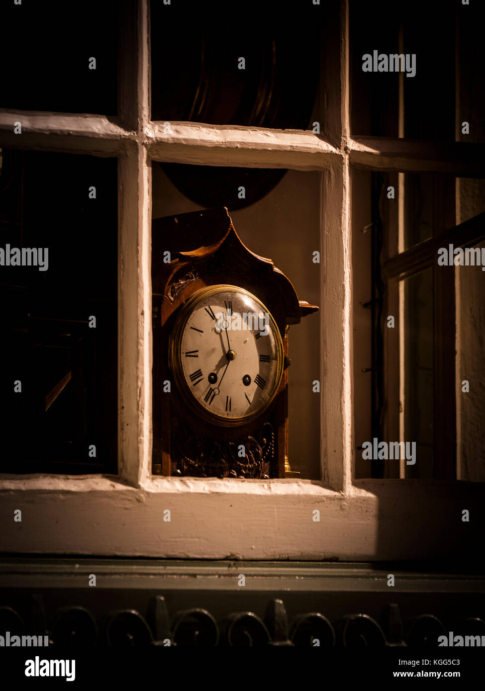 Vintage shop clock hi-res stock photography and images - Alamy