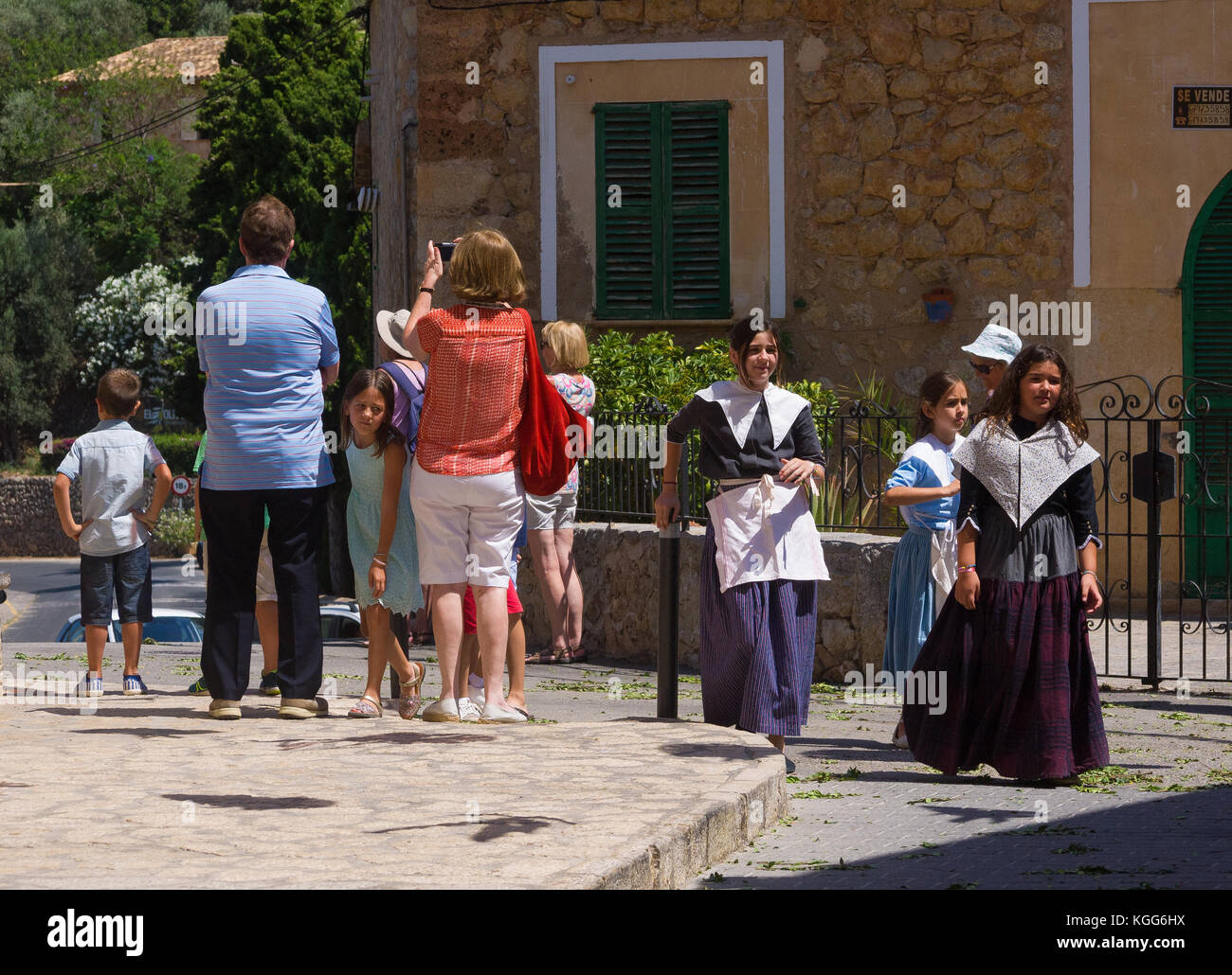 Traditional spanish clothes hi-res stock photography and images - Alamy