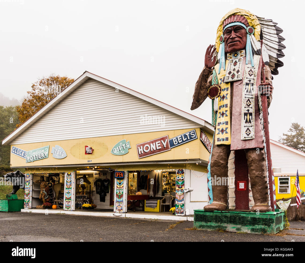 Mohawk trail indian statue hi-res stock photography and images - Alamy