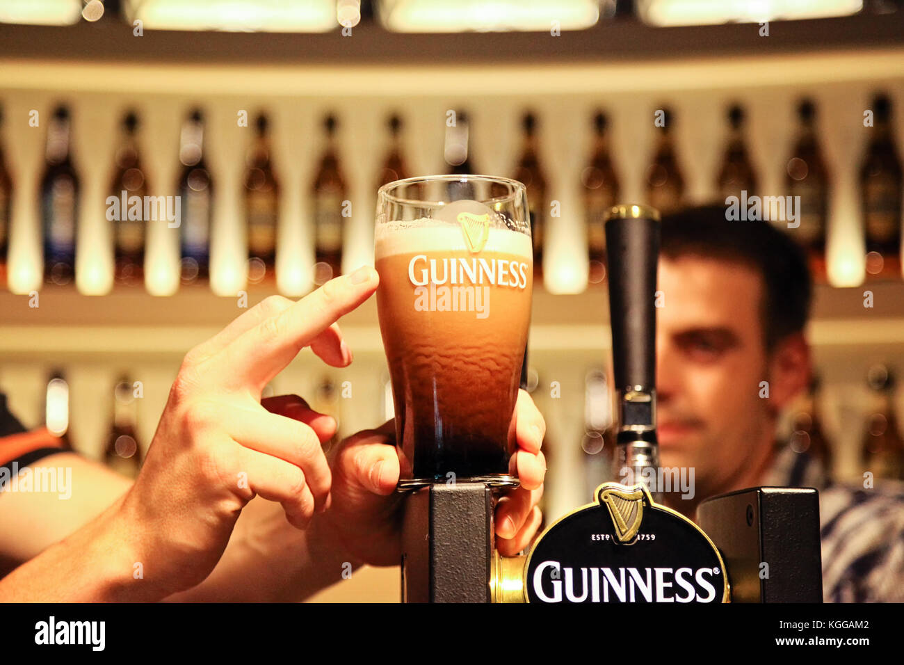 Barman pint guinness hi-res stock photography and images - Alamy