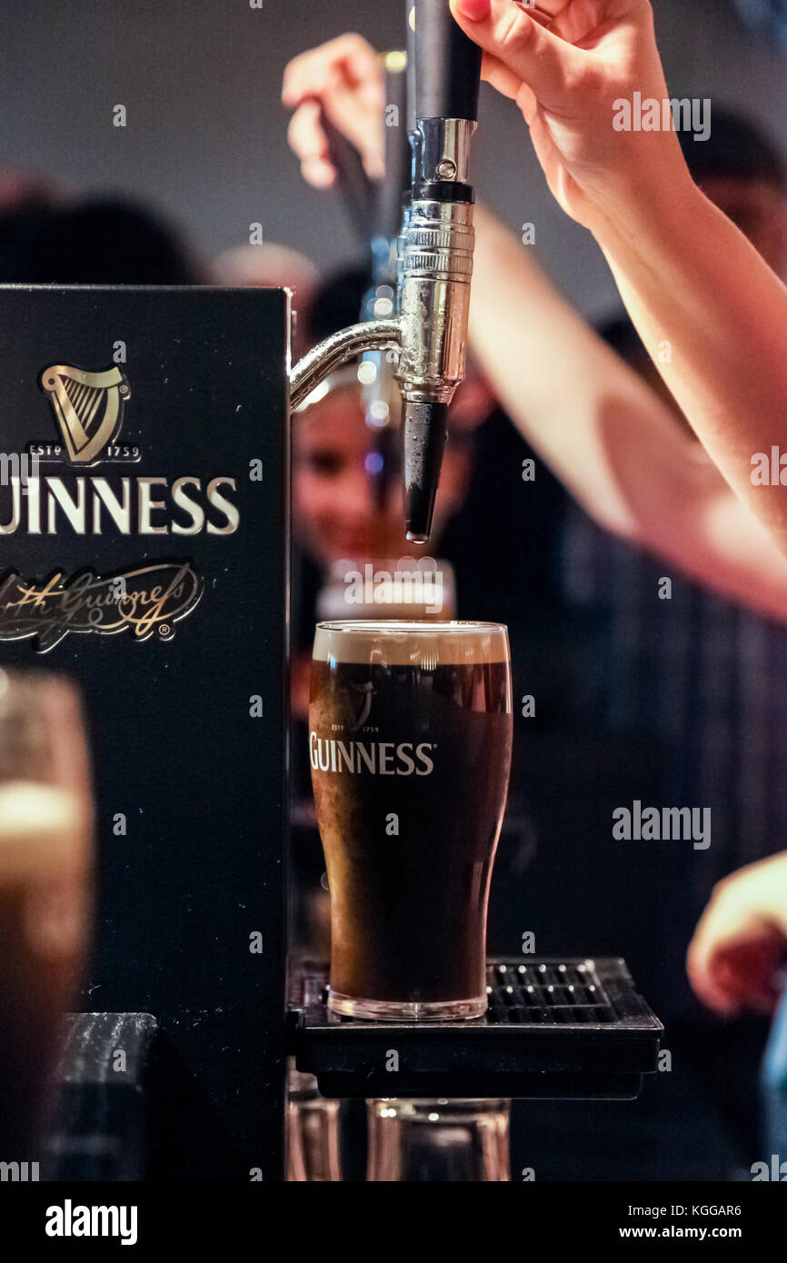 Barman pint guinness hi-res stock photography and images - Alamy
