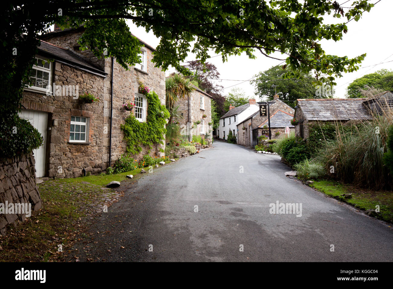 Saint kew cornwall hi-res stock photography and images - Alamy