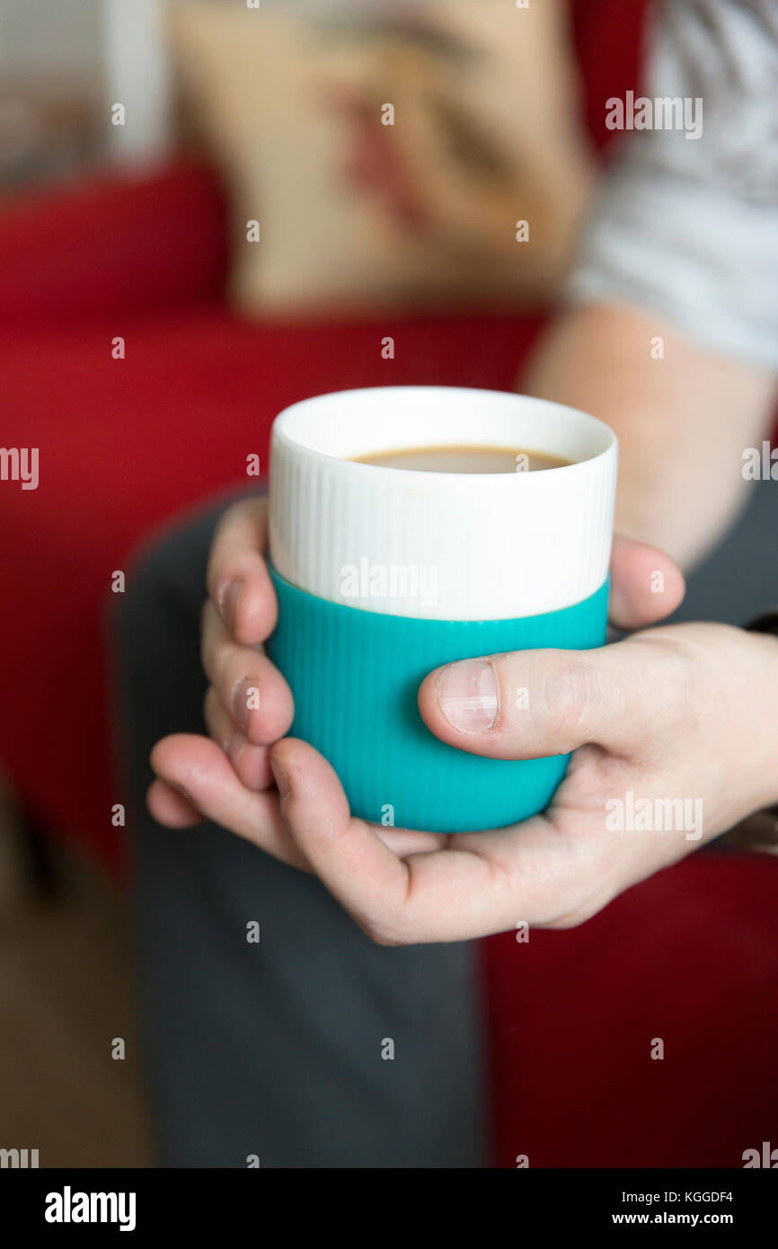 Hands holding mug hi-res stock photography and images - Alamy