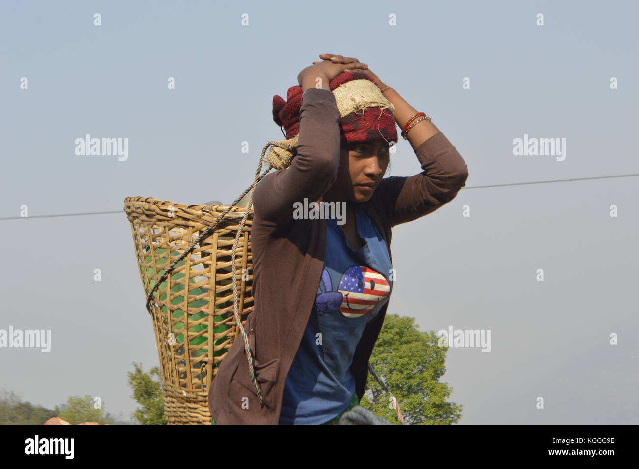 Woman carrying basket on head hi-res stock photography and images - Alamy