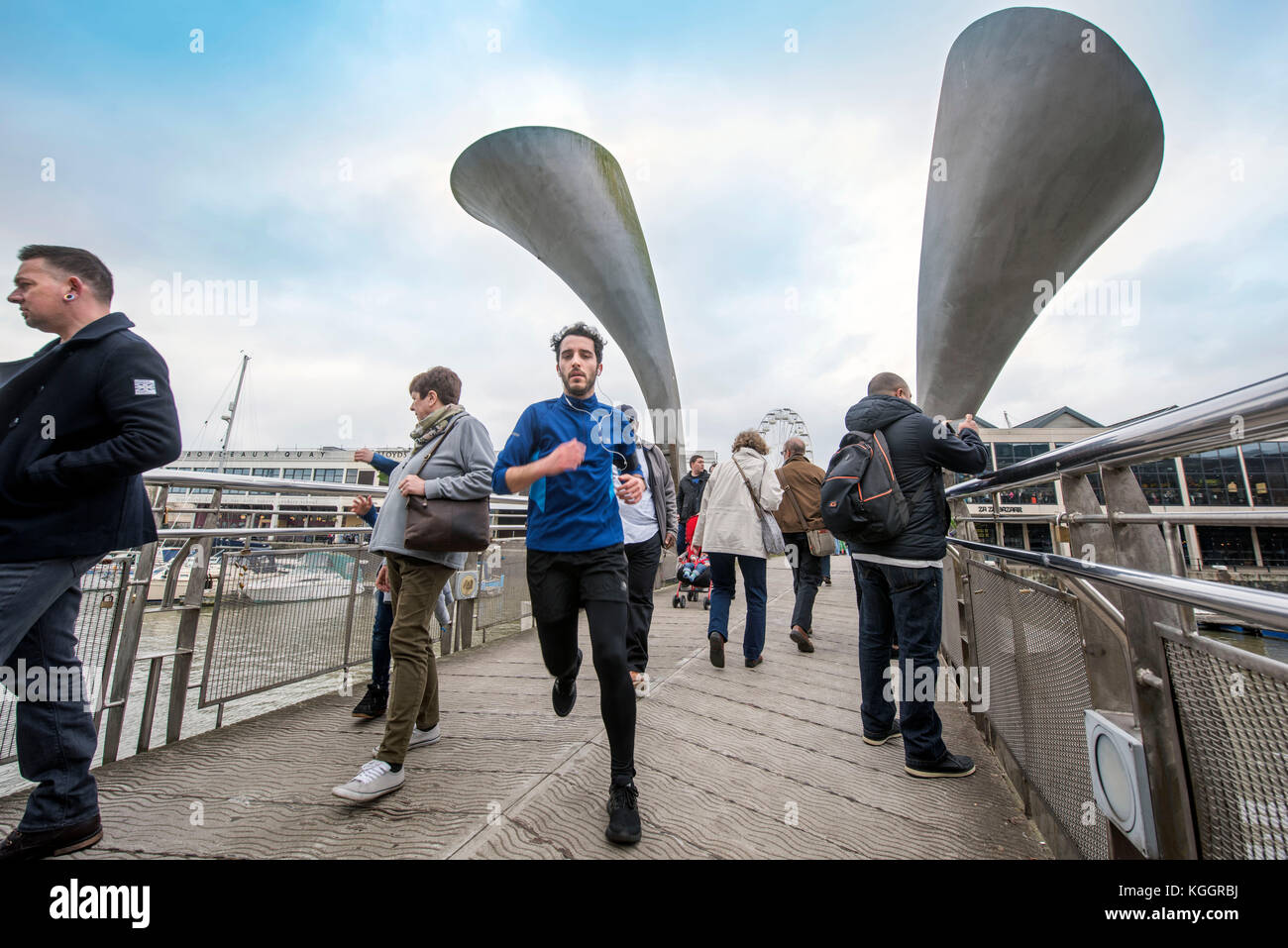 Bridge bristol harbour footbridge hi-res stock photography and images ...