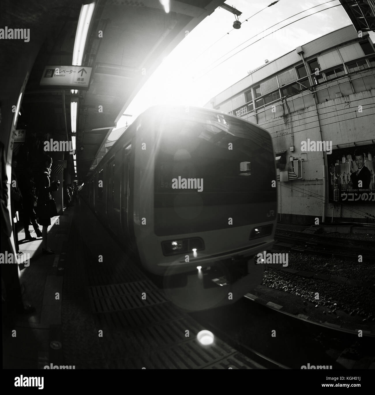 JR train approaching Shinagawa station in Tokyo Stock Photo - Alamy