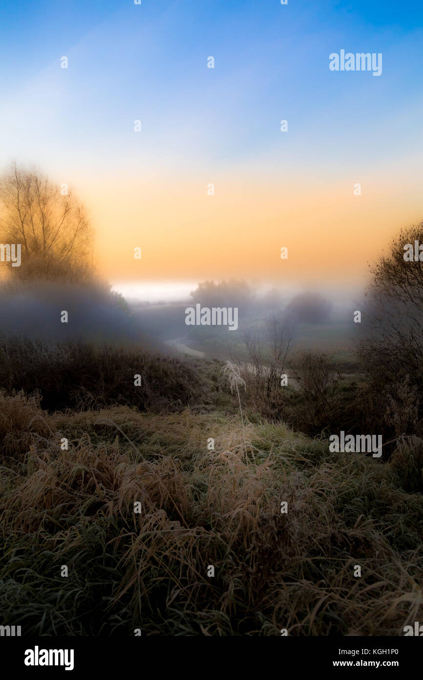 October fog hi-res stock photography and images - Alamy