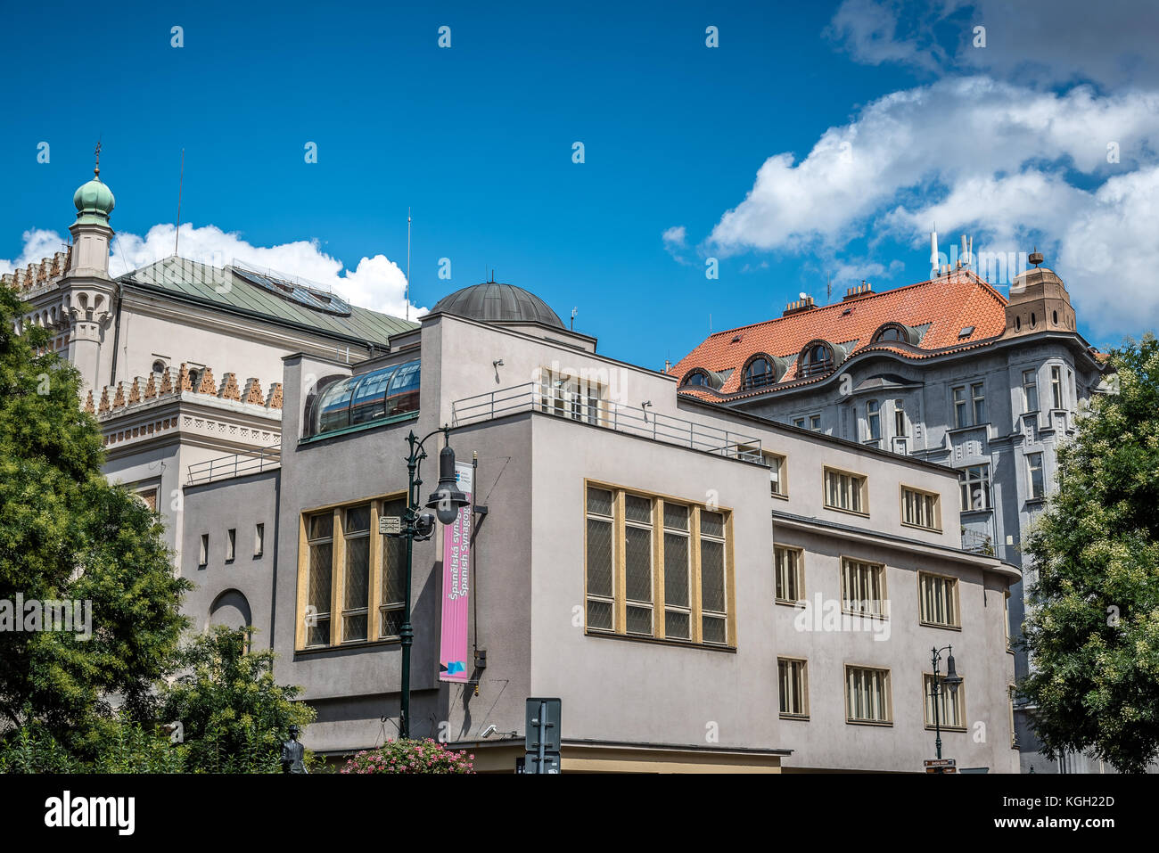 Outdoor view of the Spanish Synagogue of Prague Stock Photo - Alamy