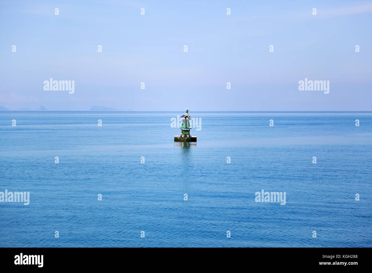 In the middle of the frame hi-res stock photography and images - Alamy