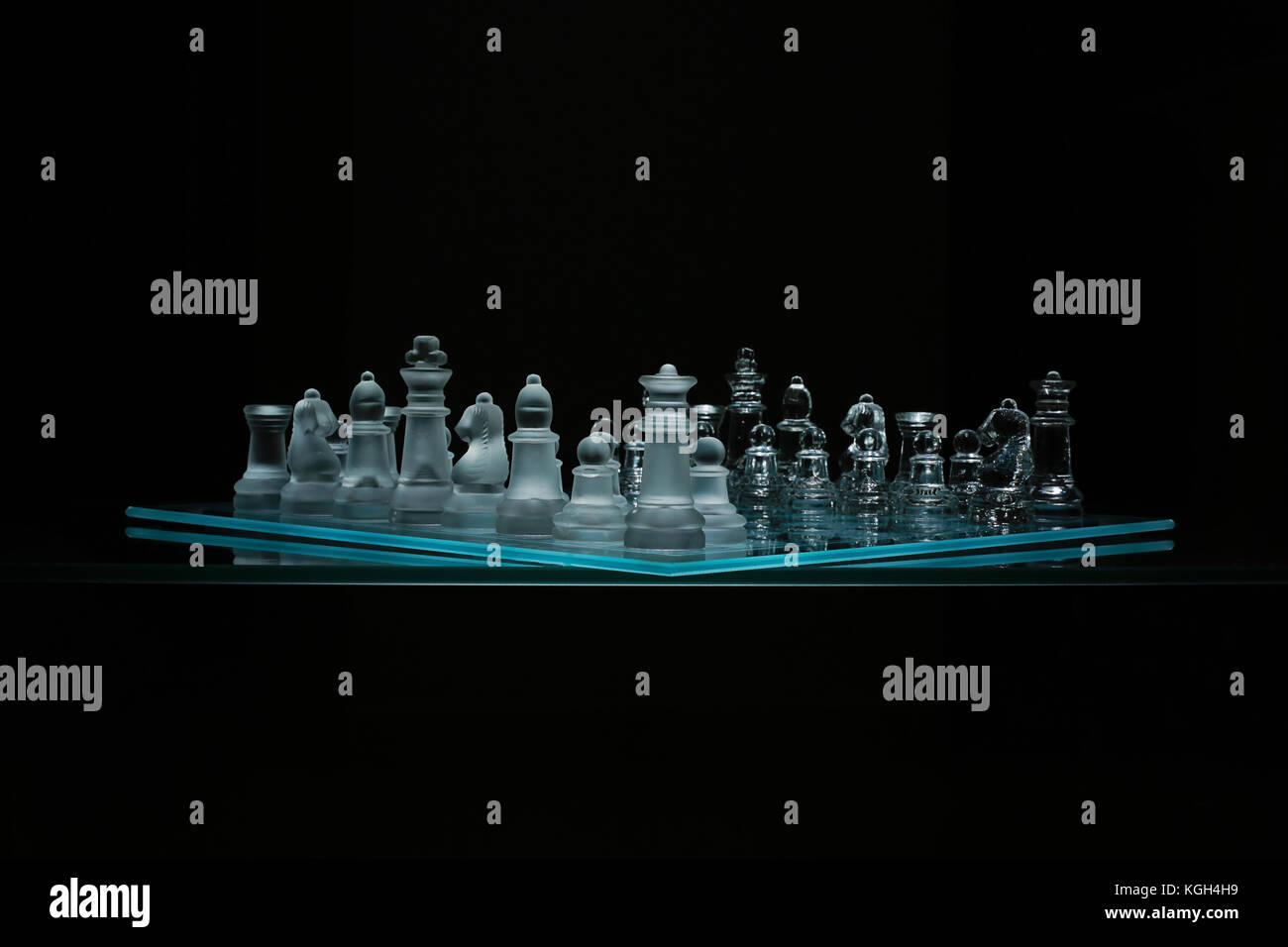 Side view chess board hi-res stock photography and images - Alamy