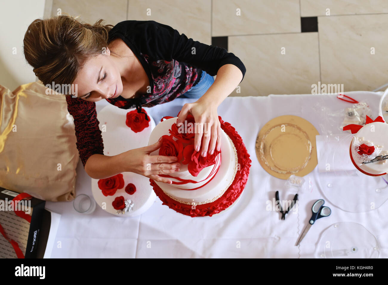 4 tier cake hi-res stock photography and images - Alamy