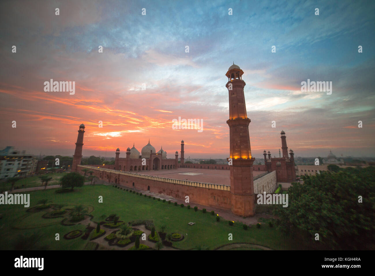Badshahi mosque, lahore sunset hi-res stock photography and images - Alamy