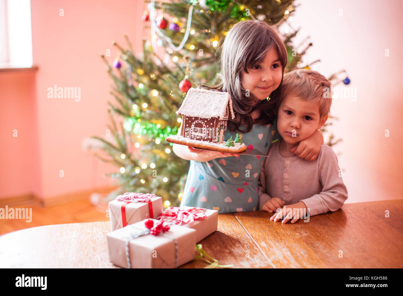 Kids with gingerbread house Stock Photo - Alamy