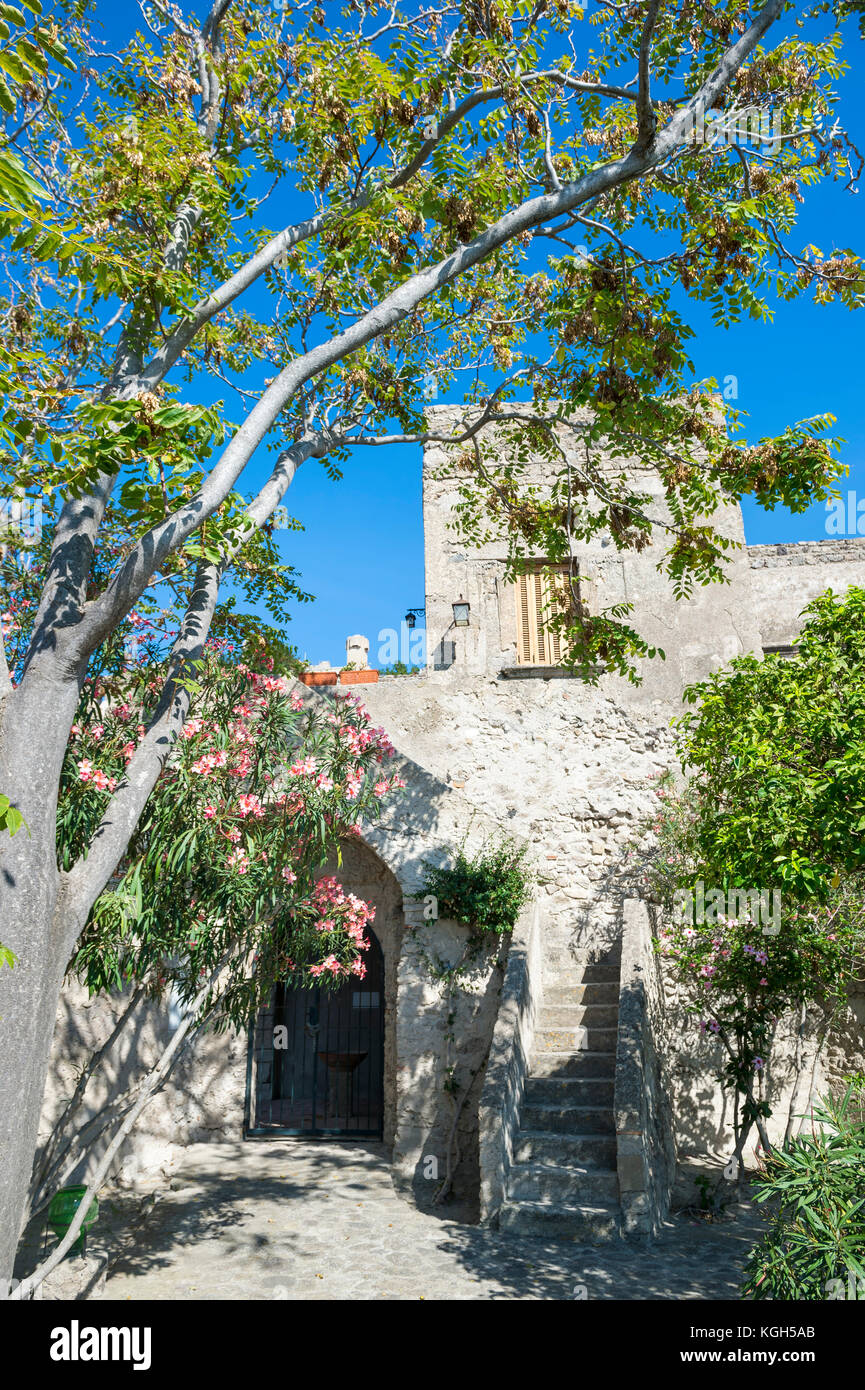 Charming old rustic stone italian farmhouse Stock Photo - Alamy