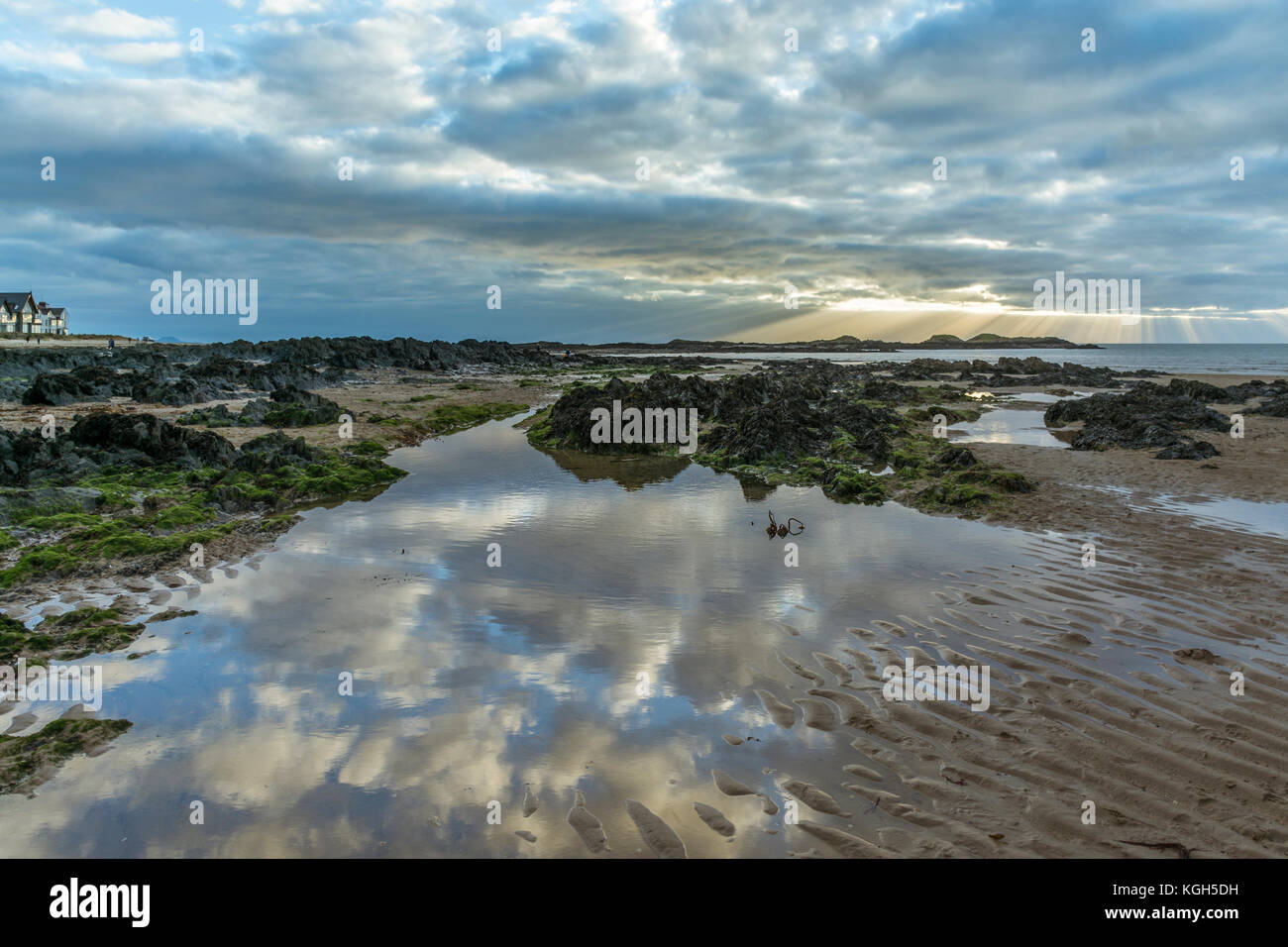 A view of the seafront on Town beach, Rhosneigr on Anglesey Stock Photo ...