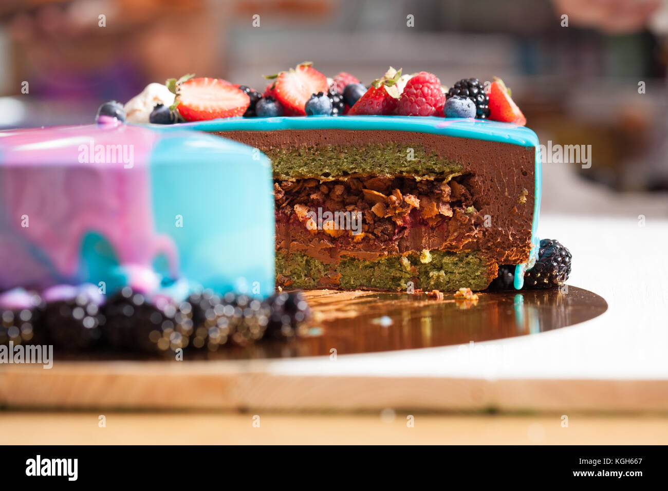 Decorating the cake Stock Photo - Alamy