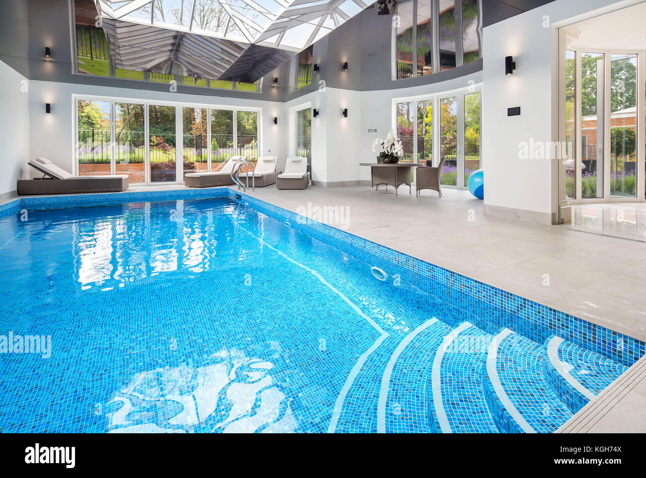 Large mansion with pool hi-res stock photography and images - Alamy