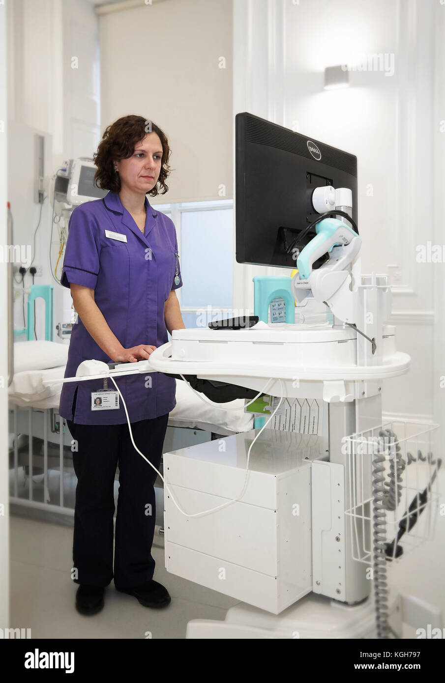 Hospital staff uniform hi-res stock photography and images - Alamy