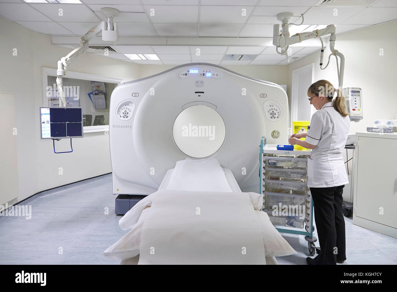 Mri scan machine patient hi-res stock photography and images - Alamy