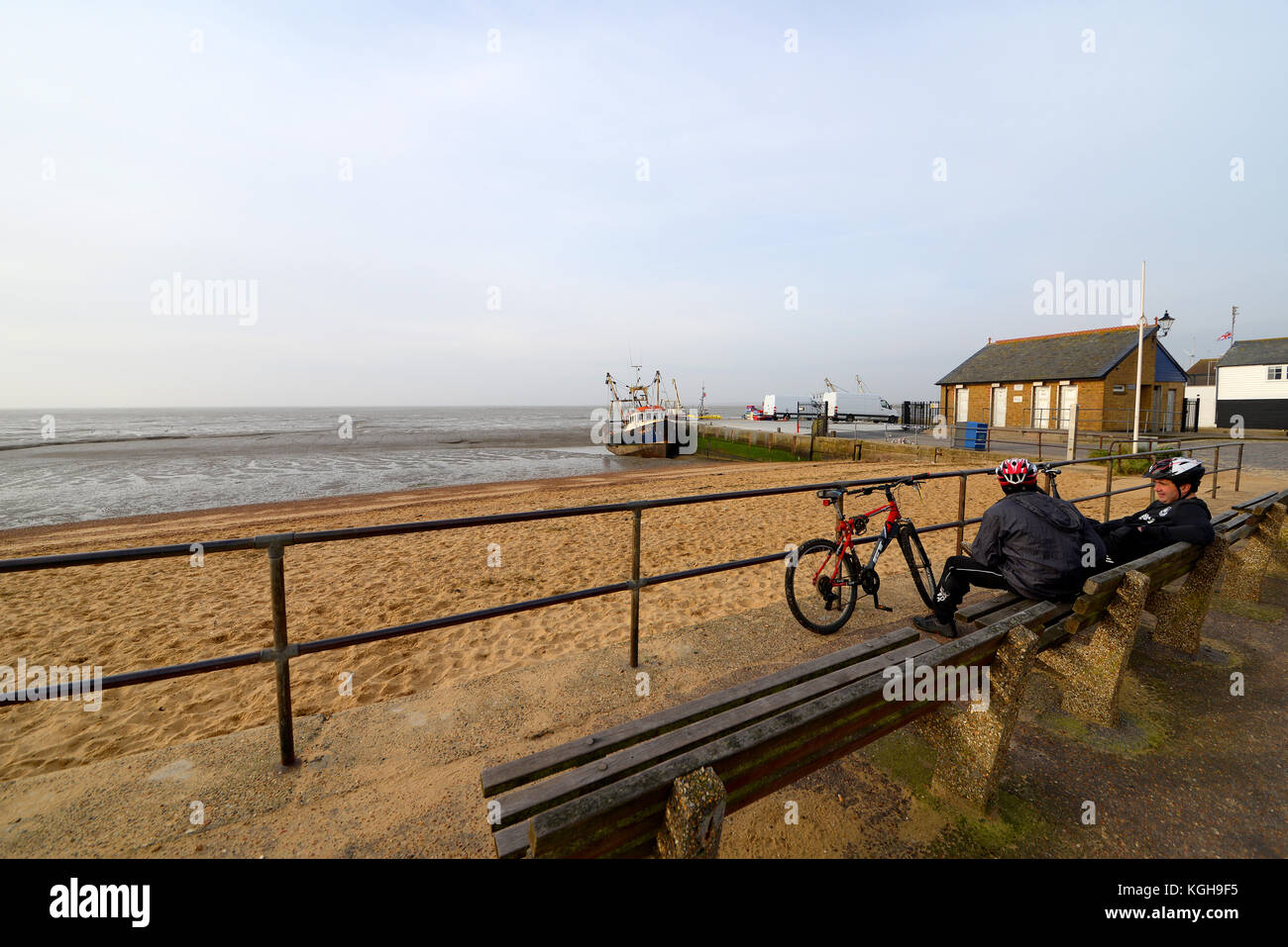 Leigh on Sea Thames Estuary Essex with low tide and mud. Boats. Tide ...