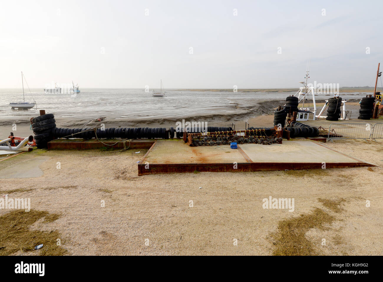 Leigh on Sea Thames Estuary Essex with low tide and mud. Boats. Tide ...