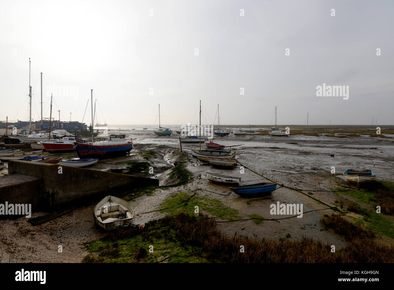 Leigh on Sea Thames Estuary Essex with low tide and mud. Boats. Tide ...