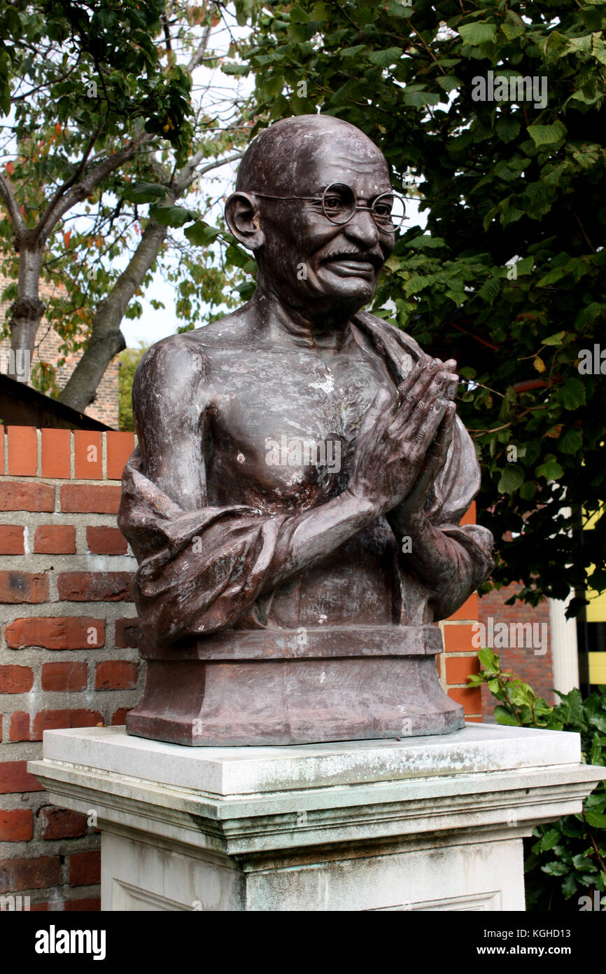 The Gandhi statue in the Museum Quarter, Hull Stock Photo - Alamy