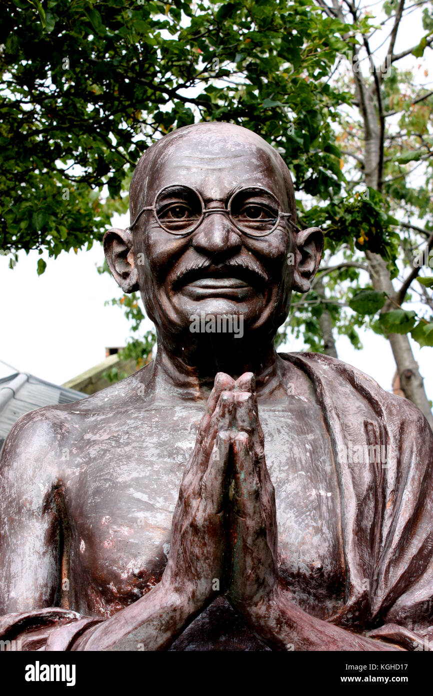 The Gandhi statue in the Museum Quarter, Hull Stock Photo - Alamy